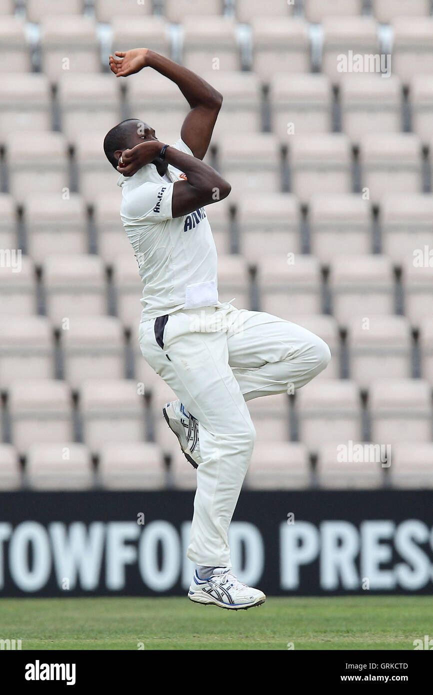 Maurice Chambers in bowling action for Essex - Hampshire CCC vs Essex ...