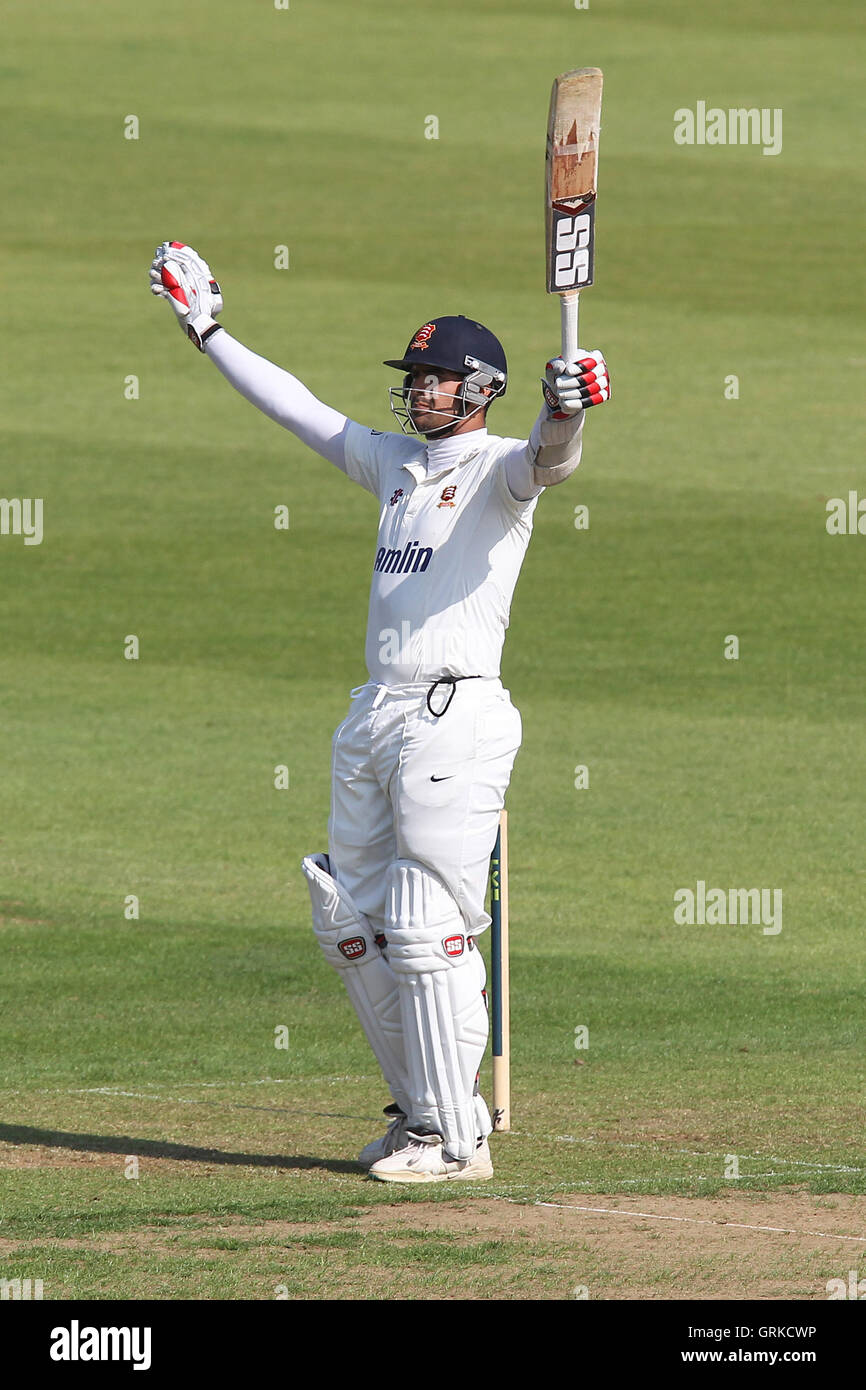 Owais Shah of Essex signals to the dressing room - Hampshire CCC vs ...