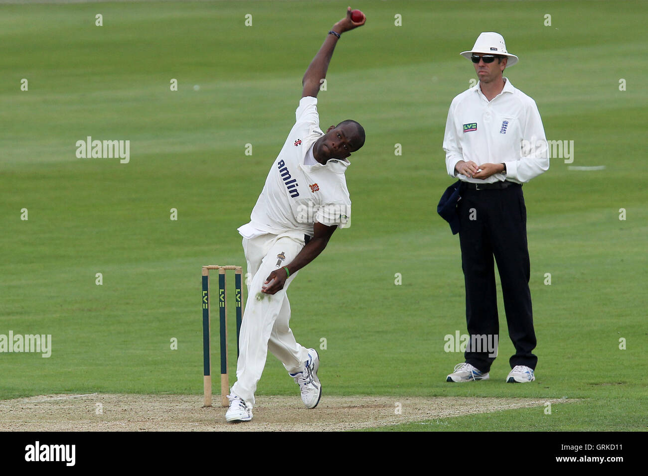 Maurice Chambers in bowling action for Essex - Kent CCC vs Essex CCC ...