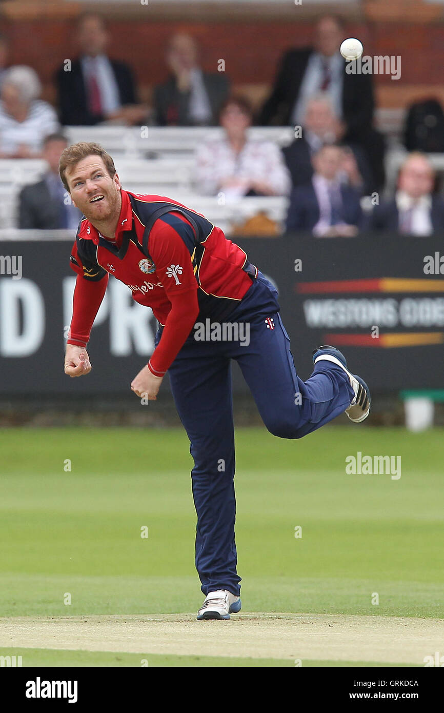 Tim Phillips in bowling action for Essex - Middlesex Panthers vs Essex ...