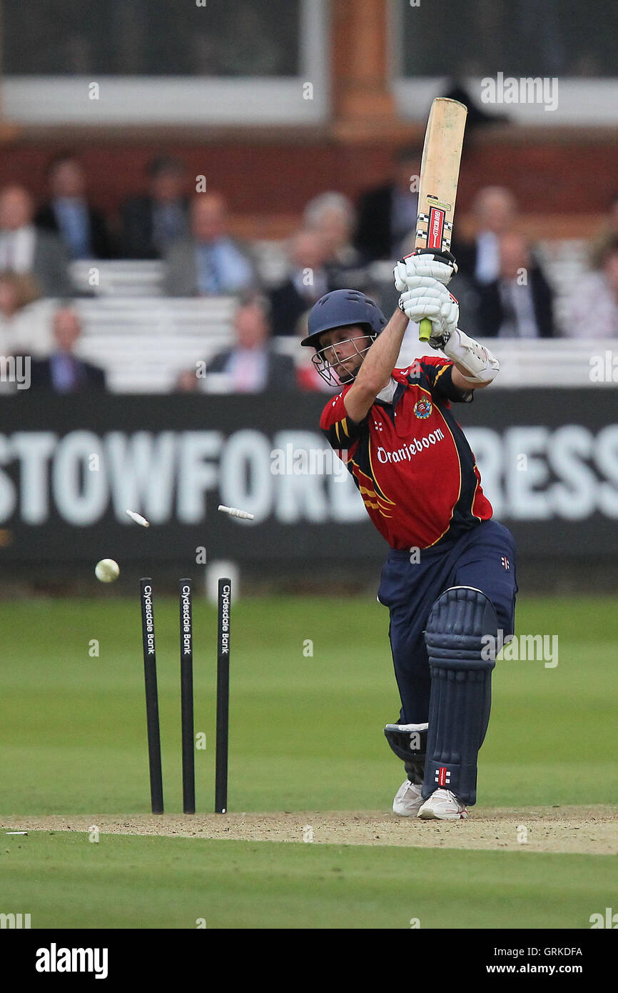 James Foster of Essex is bowled out by Gareth Berg - Middlesex Panthers ...