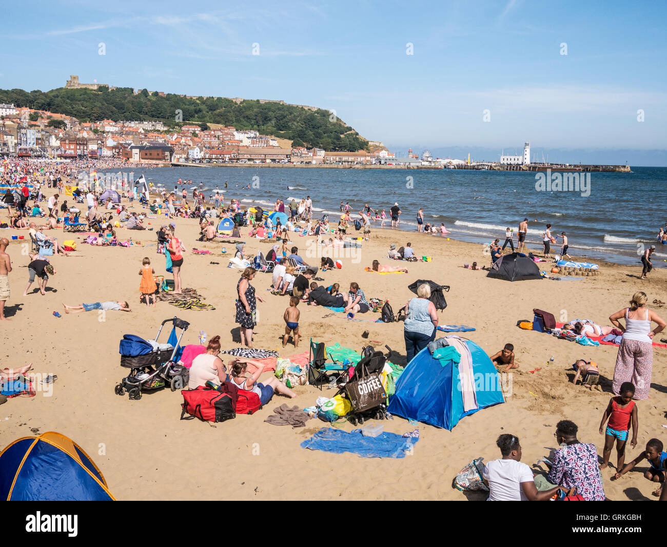 Beach scarborough lighthouse uk hi-res stock photography and images - Alamy