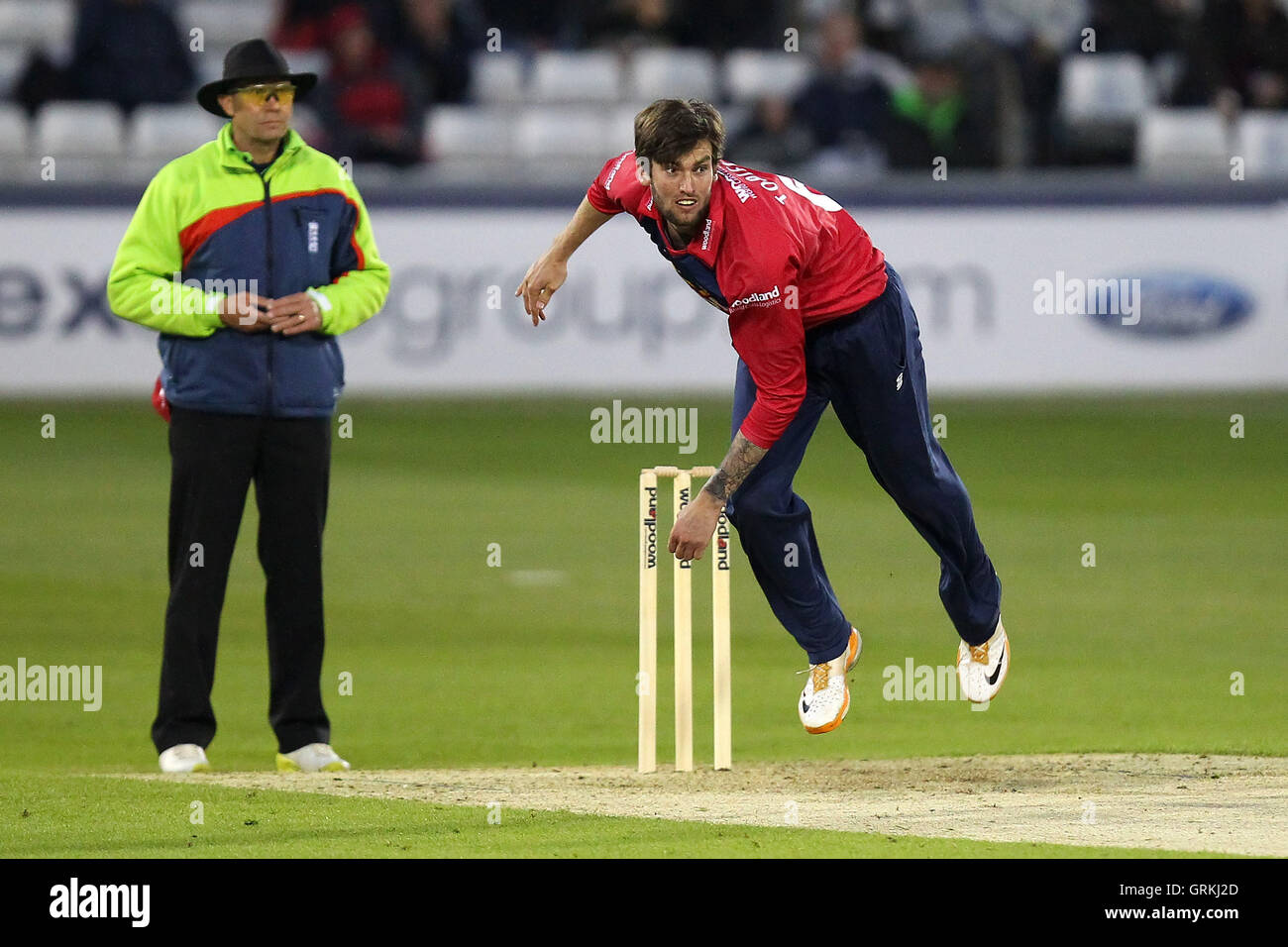 Reece Topley in bowling action for Essex - Essex Eagles vs Sri Lanka ...