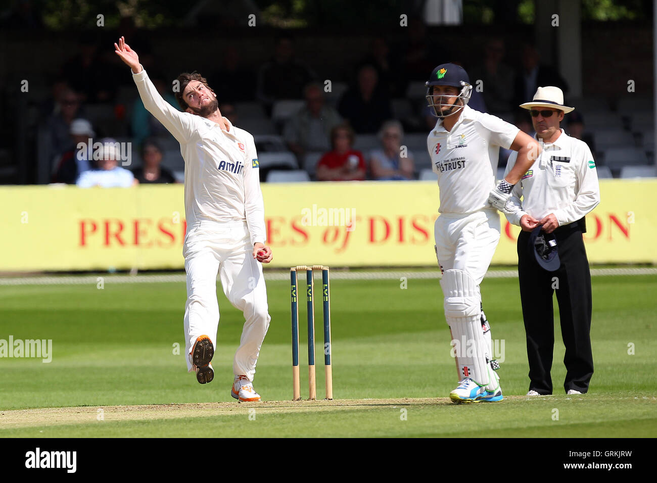 Reece Topley in bowling action for Essex - Essex CCC vs Glamorgan CCC ...