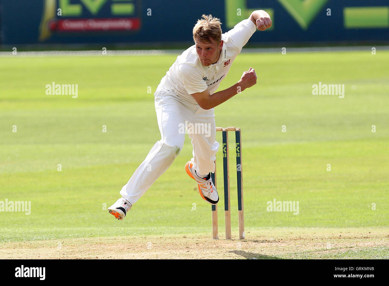 Jamie Porter in bowling action on debut for Essex - Essex CCC vs Kent ...