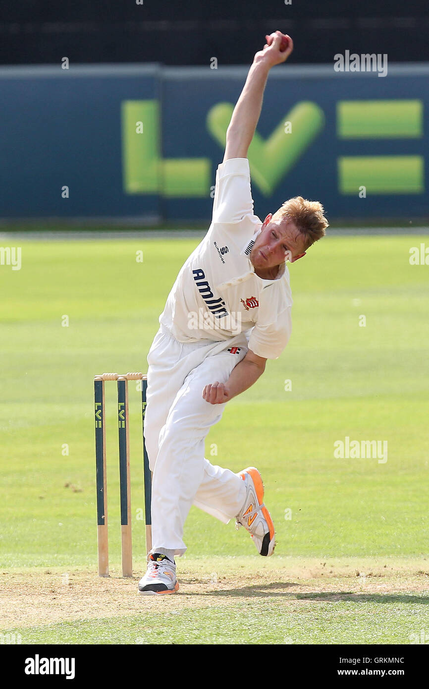 Jamie Porter in bowling action on debut for Essex - Essex CCC vs Kent ...