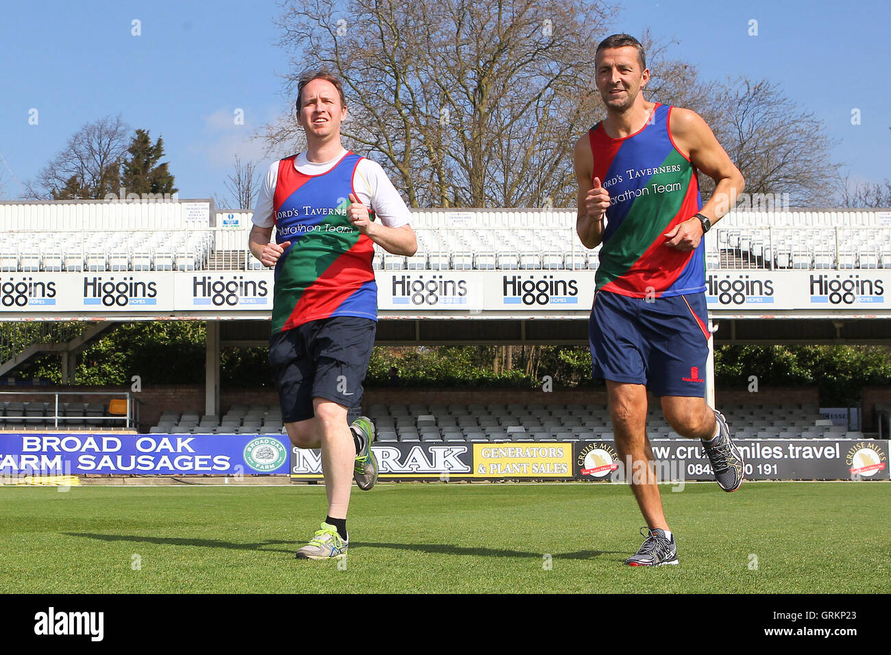 Cricket bowler running hi-res stock photography and images - Alamy