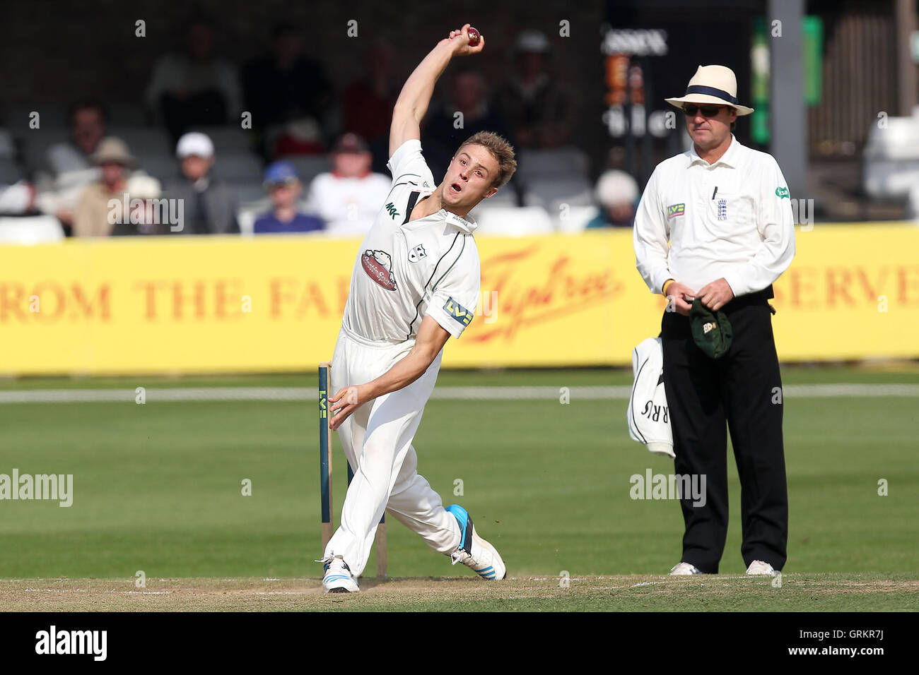 Charlie Morris in bowling action for Worcestershire - Essex CCC vs ...