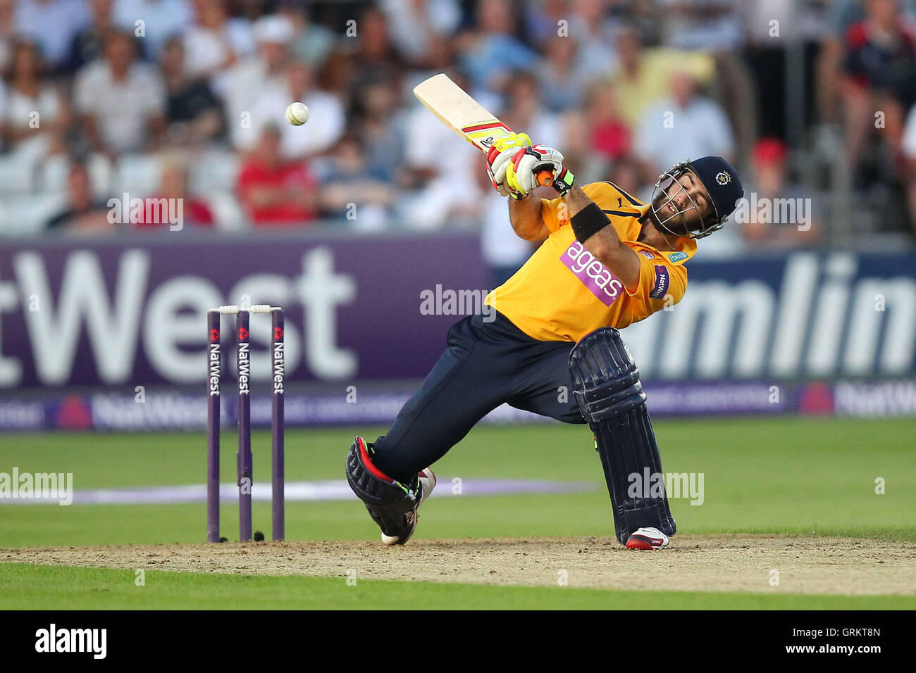 Glenn Maxwell of Hampshire evades a Graham Napier bouncer - Essex ...