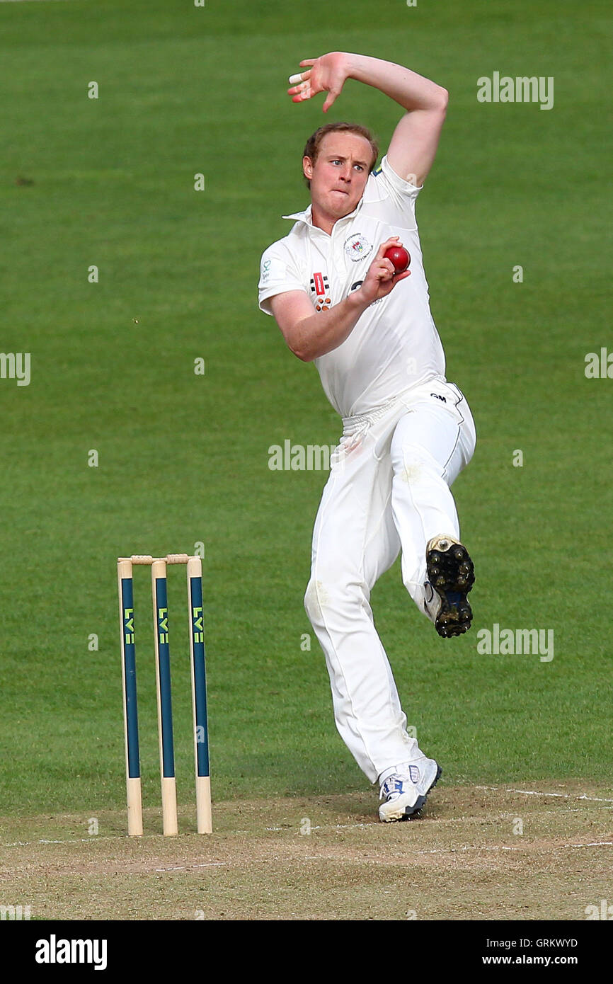 Ian Saxelby in bowling action for Essex - Gloucestershire CCC vs Essex ...