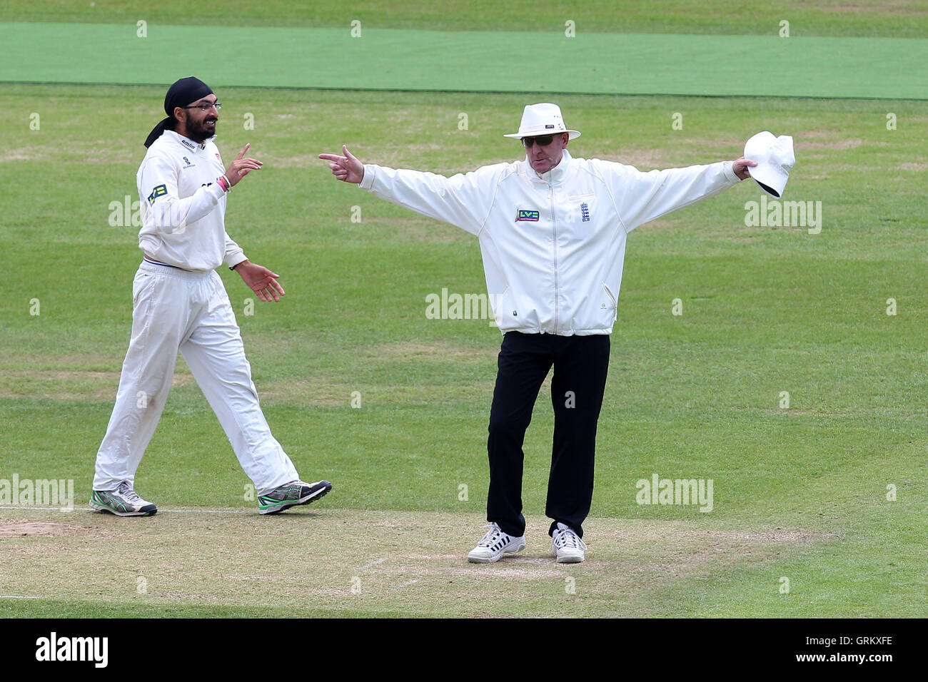 Cricket umpire signals hi-res stock photography and images - Alamy
