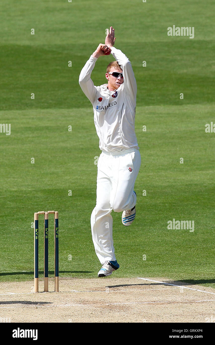 Adam Riley in bowling action for Kent - Kent CCC vs Essex CCC - LV ...