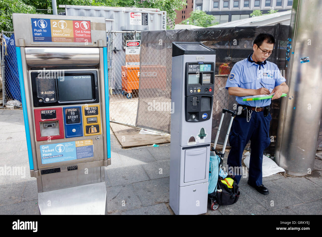 Mta vending machine hi-res stock photography and images - Alamy