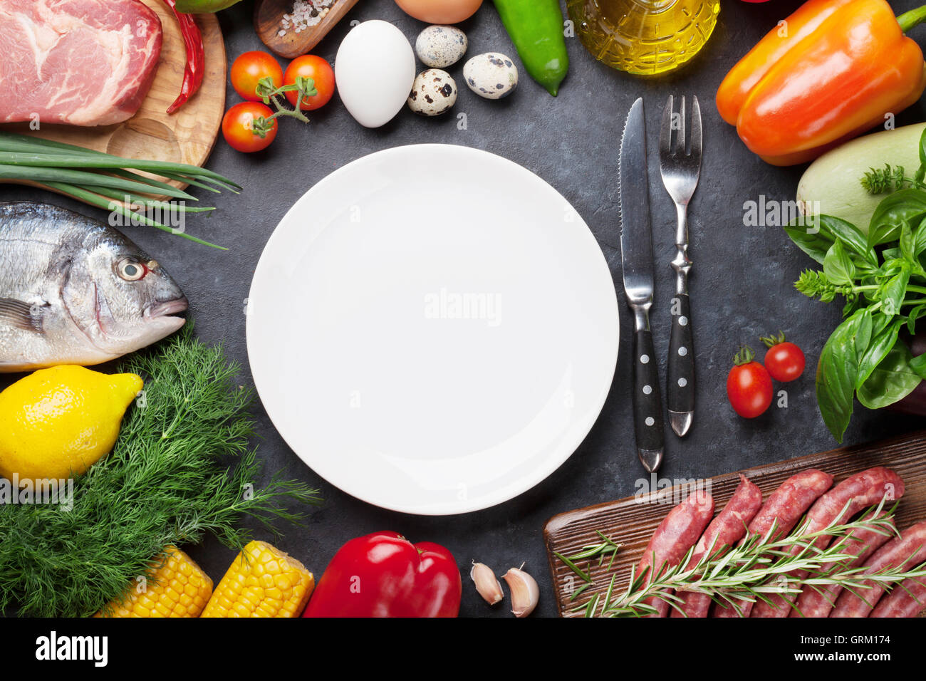 Empty plate surrounded by vegetables hi-res stock photography and ...