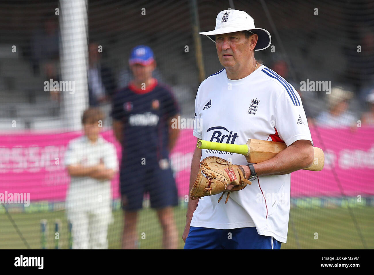 Cricketer graham gooch bowling hi-res stock photography and images - Alamy