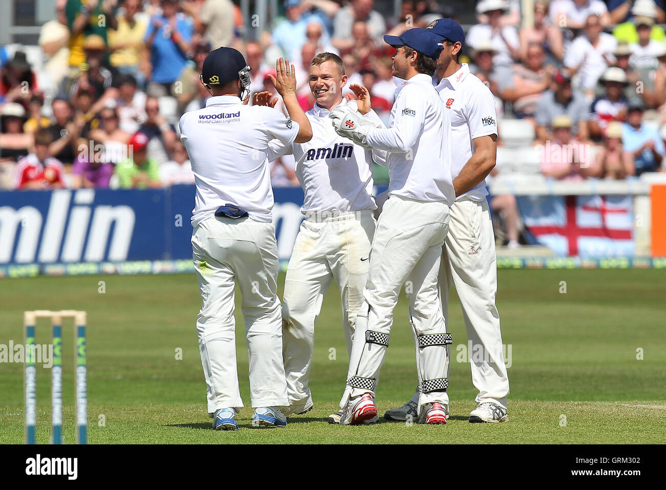 Tom Craddock of Essex (C) celebrates the wicket of Kevin Pietersen ...