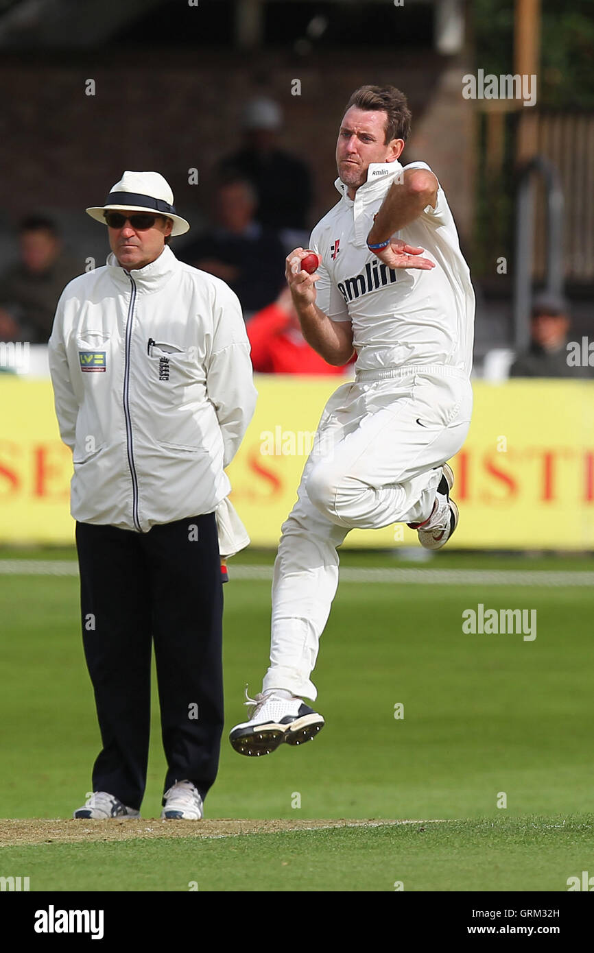 David Masters in bowling action for Essex - Essex CCC vs Glamorgan CCC ...