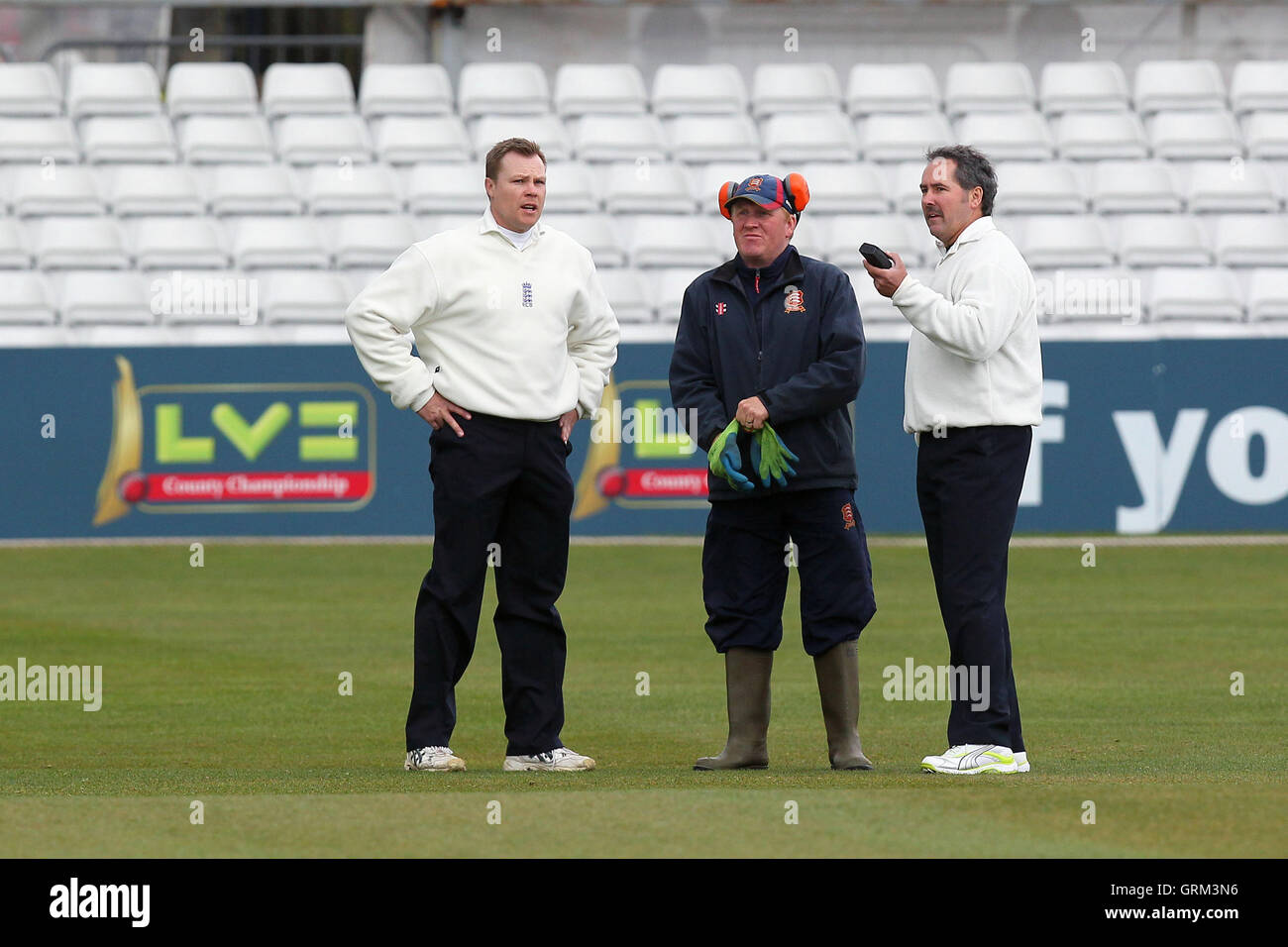 Umpires Martin Saggers (L) and Richard Illingworth speak to Essex head ...
