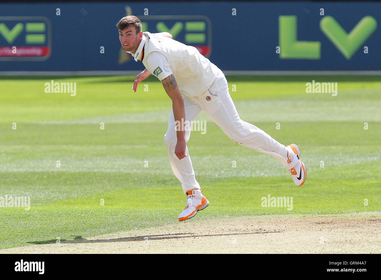 Reece Topley in bowling action for Essex - Essex CCC vs Hampshire CCC ...