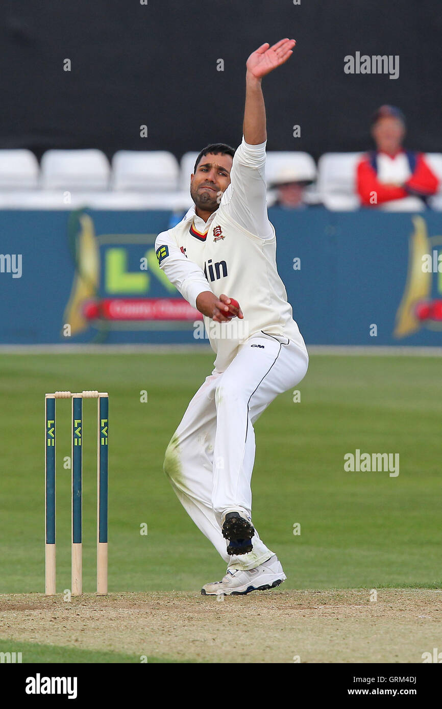 Ravi Bopara in bowling action for Essex - Essex CCC vs Hampshire CCC ...