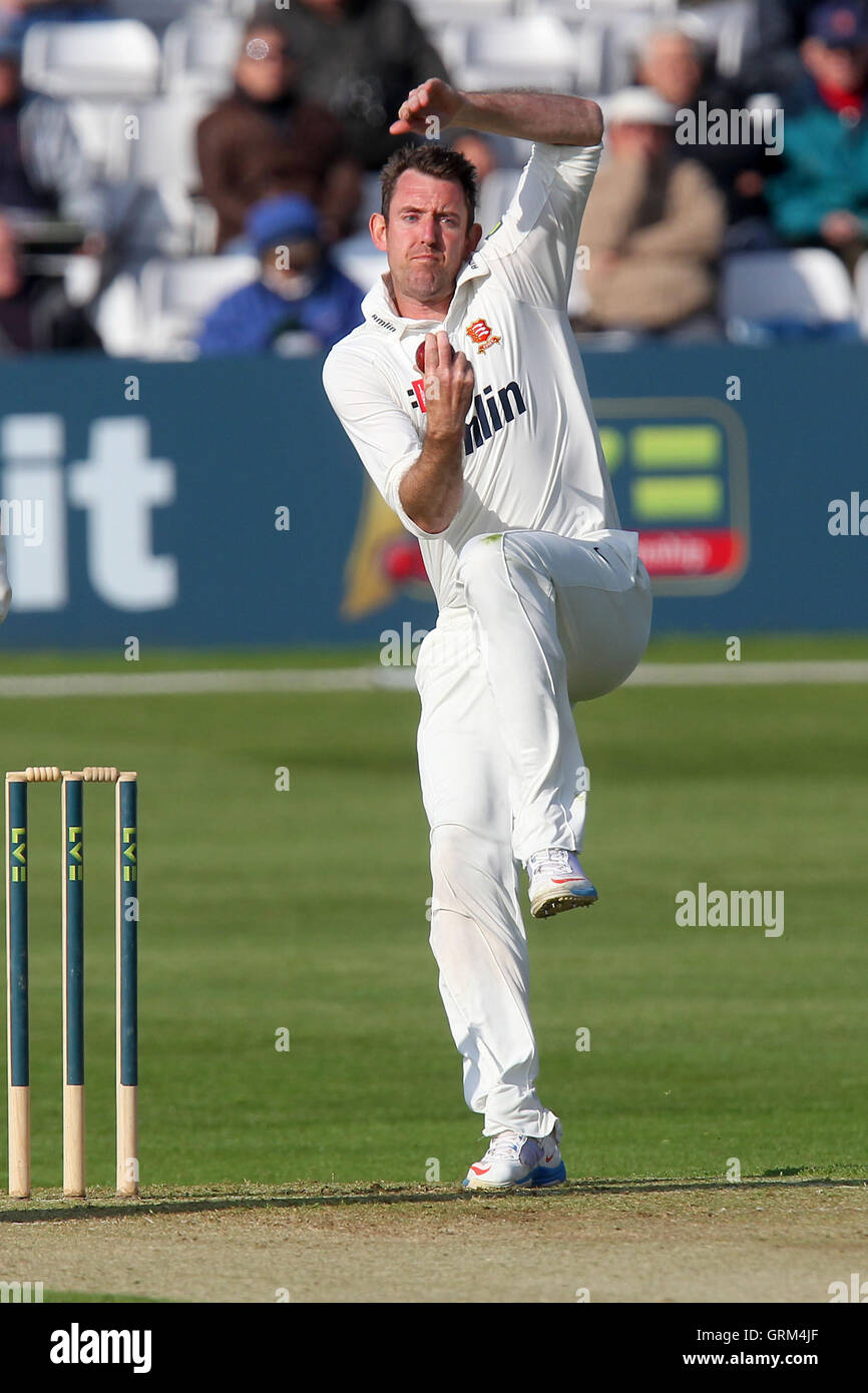David Masters of Essex in bowling action - Essex CCC vs Kent CCC - LV ...