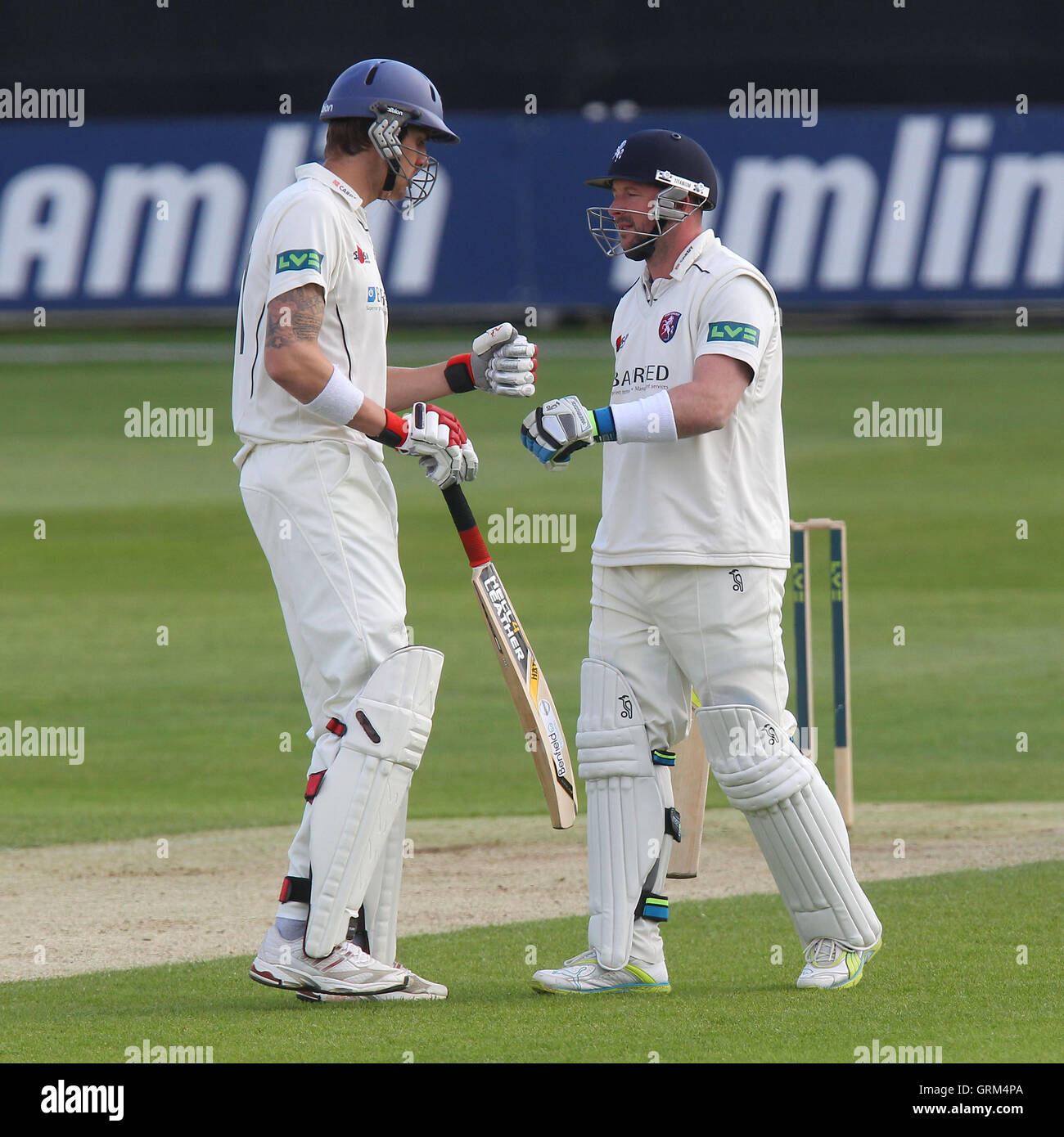 Darren Stevens (R) and Ben Harmison of Kent enjoy a useful partnership ...