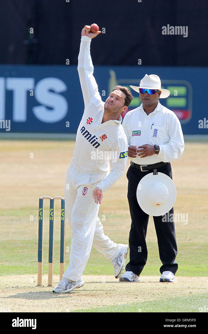 Greg Smith in bowling action for Essex - Essex CCC vs Leicestershire ...