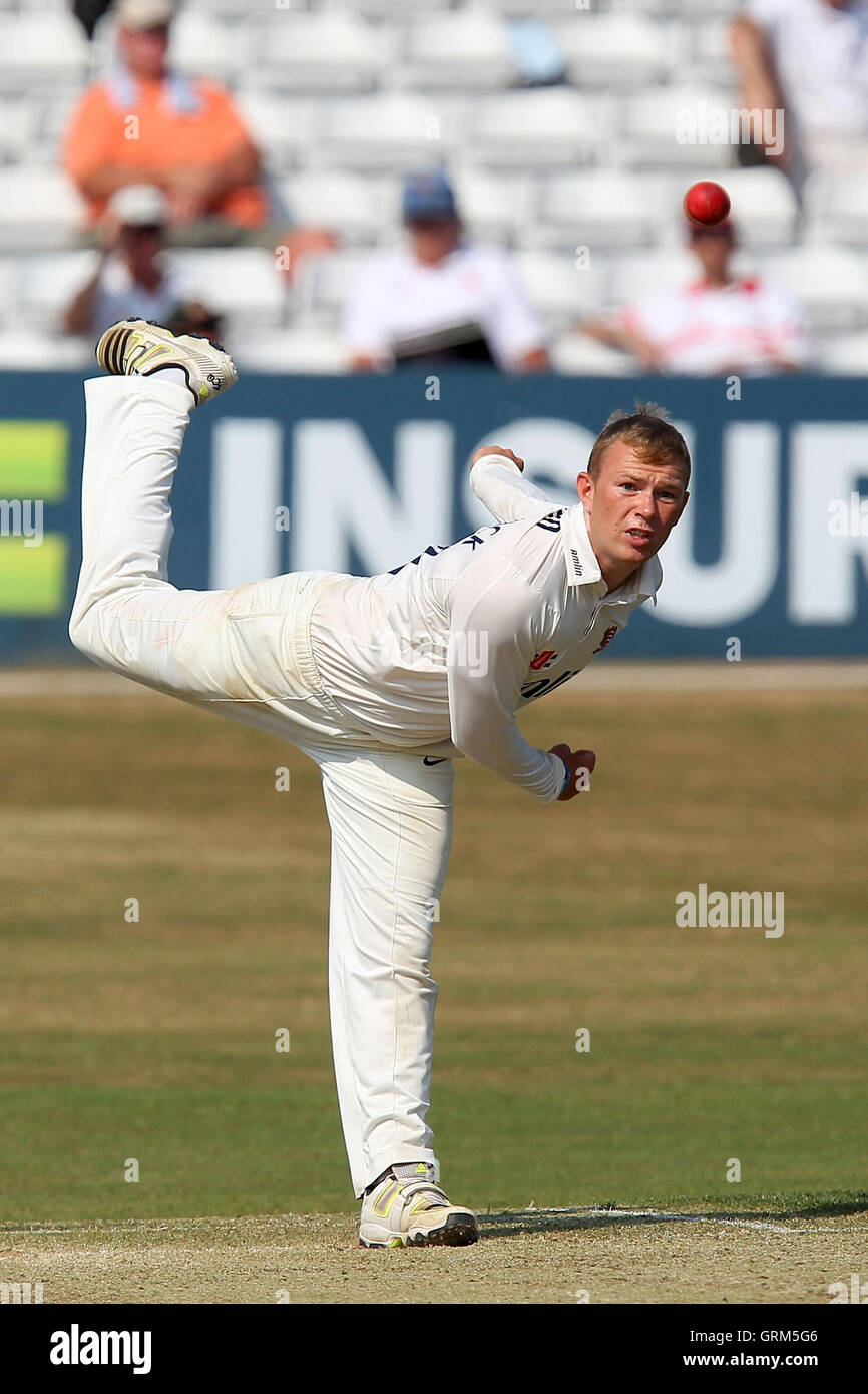 Tom Craddock in bowling action for Essex - Essex CCC vs Leicestershire ...