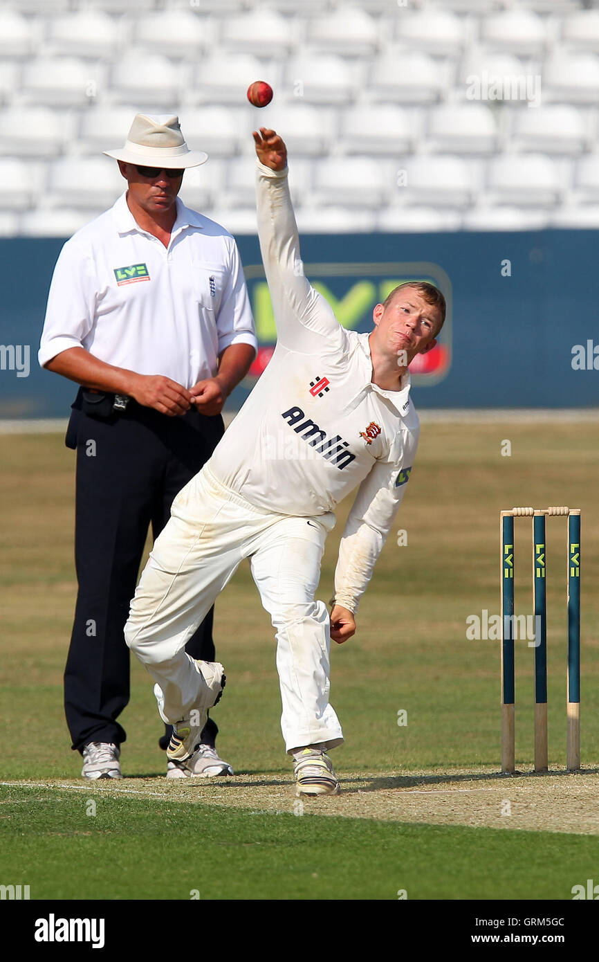 Tom Craddock in bowling action for Essex - Essex CCC vs Leicestershire ...