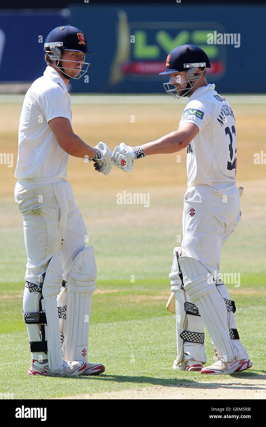 Ben Foakes (L) and Jaik Mickleburgh of Essex enjoy a useful partnership ...