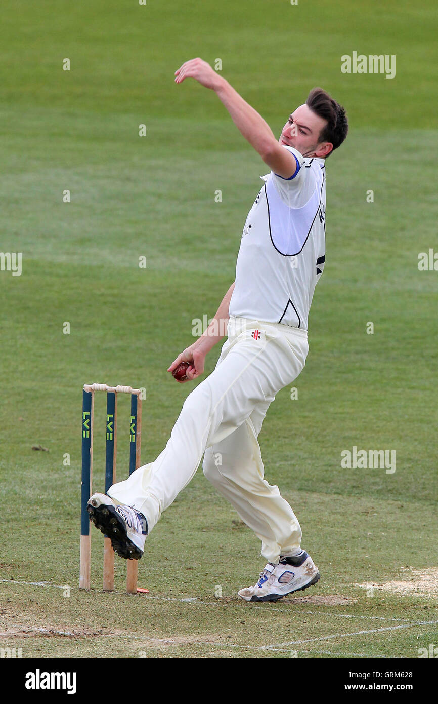 Toby Roland-Jones in bowling action for Middlesex - Essex CCC vs ...
