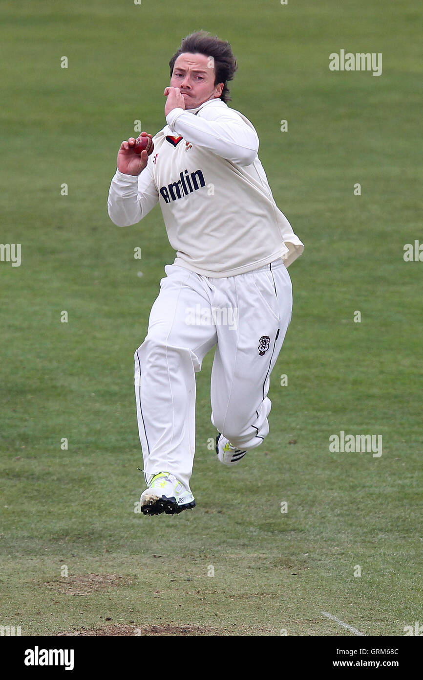 Graham Napier in bowling action for Essex - Essex CCC vs Middlesex CCC ...