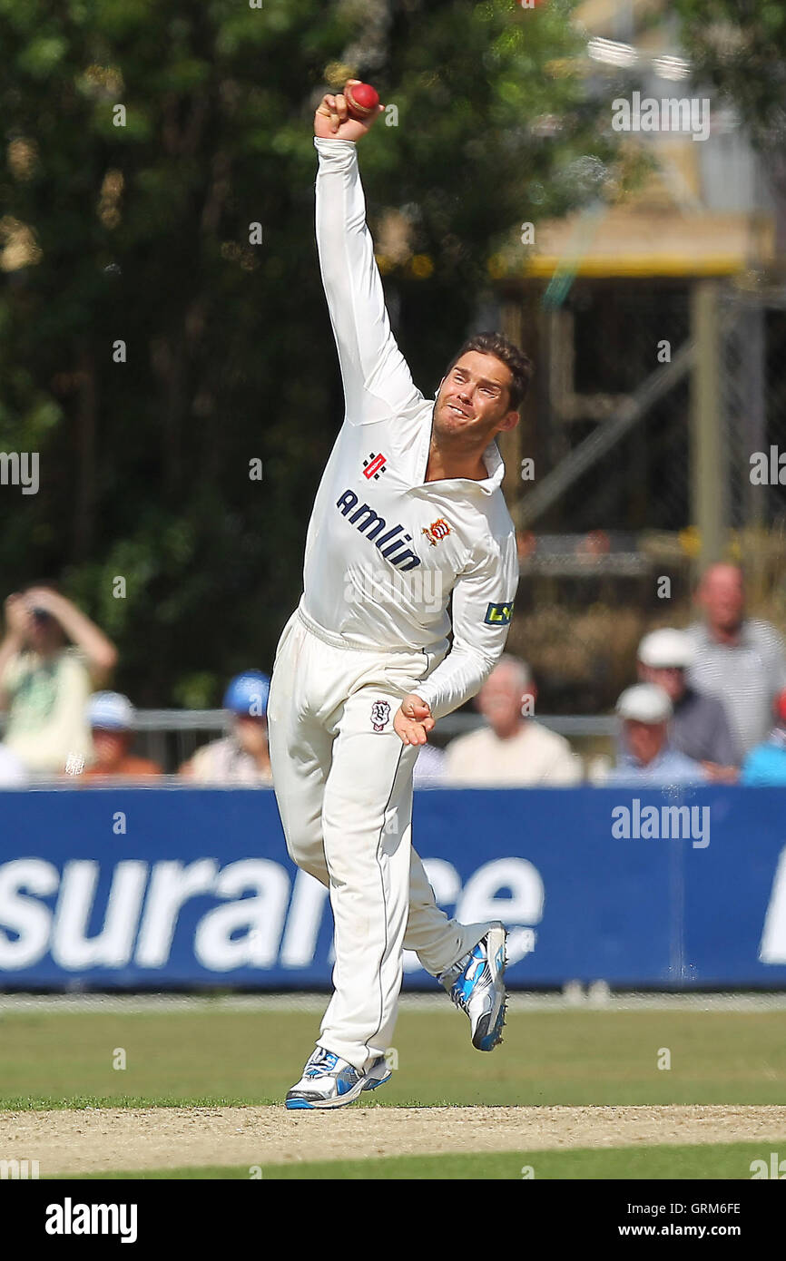 Greg Smith in bowling action for Essex - Essex CCC vs Northamptonshire ...