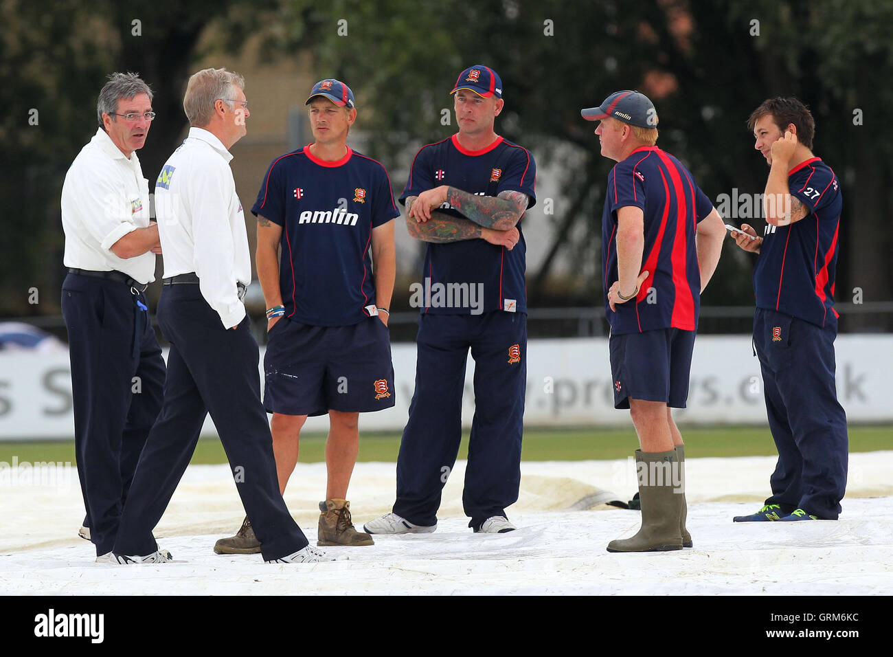 L r the two umpires hi-res stock photography and images - Alamy