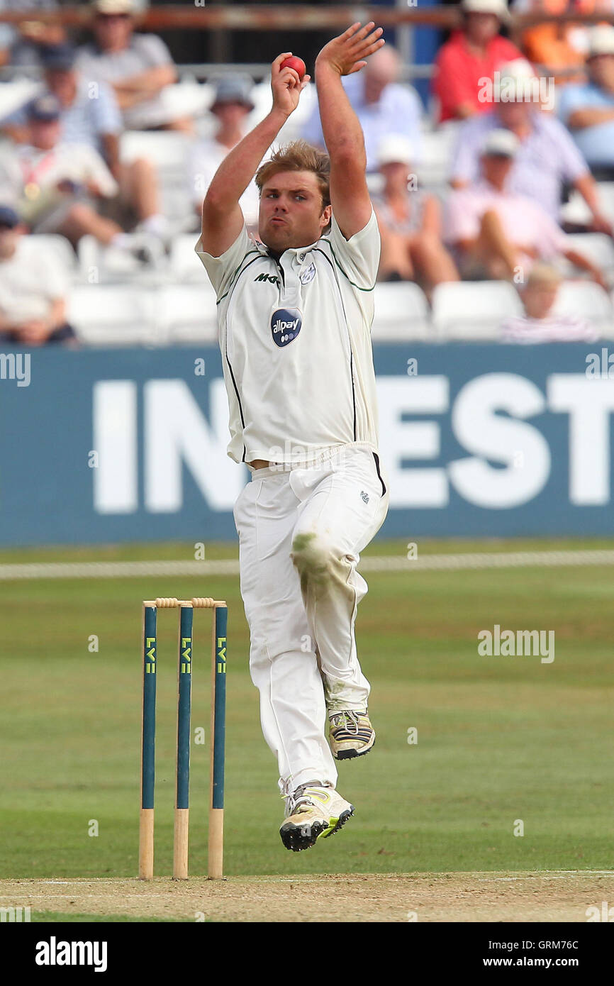 Joe Leach in bowlng action for Worcestershire - Essex CCC vs ...