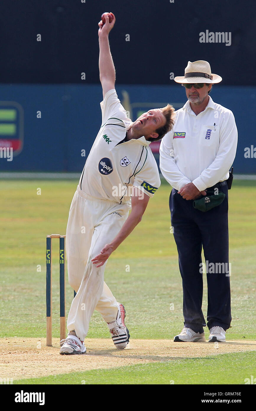 Alan Richardson in bowling action for Worcestershire - Essex CCC vs ...