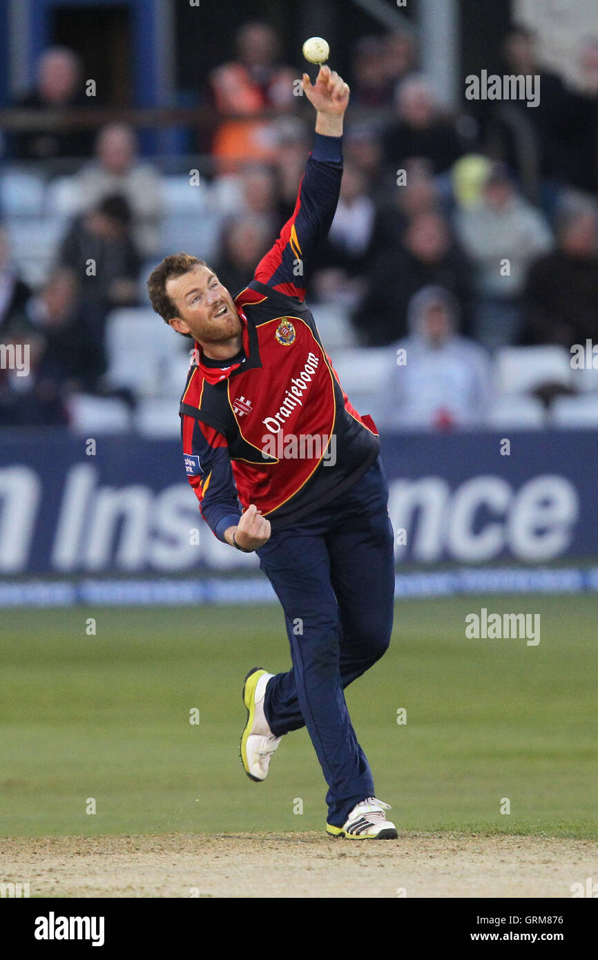 Tim Phillips in bowling action for Essex - Essex Eagles vs Hampshire ...