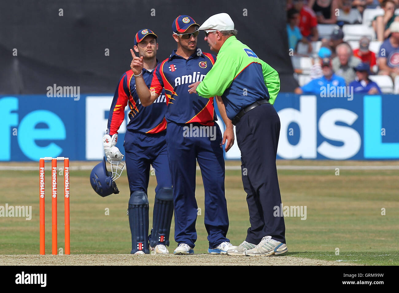 Cricket stumps sharp hi-res stock photography and images - Alamy