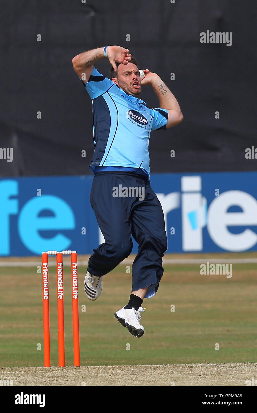 Michael Yardy of Sussex in bowling action - Essex Eagles vs Sussex ...