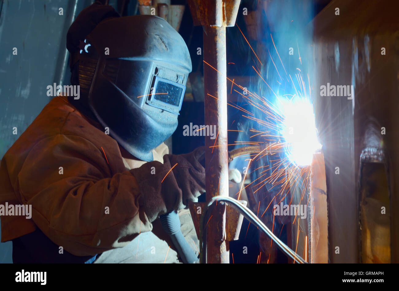 a welder working at shipyard Stock Photo - Alamy