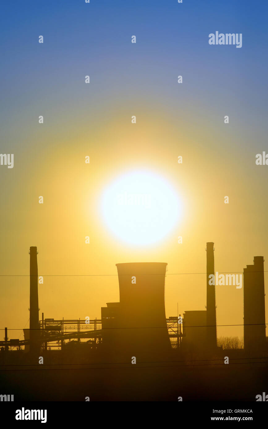 Industrial refinery dusk sunset hi-res stock photography and images - Alamy