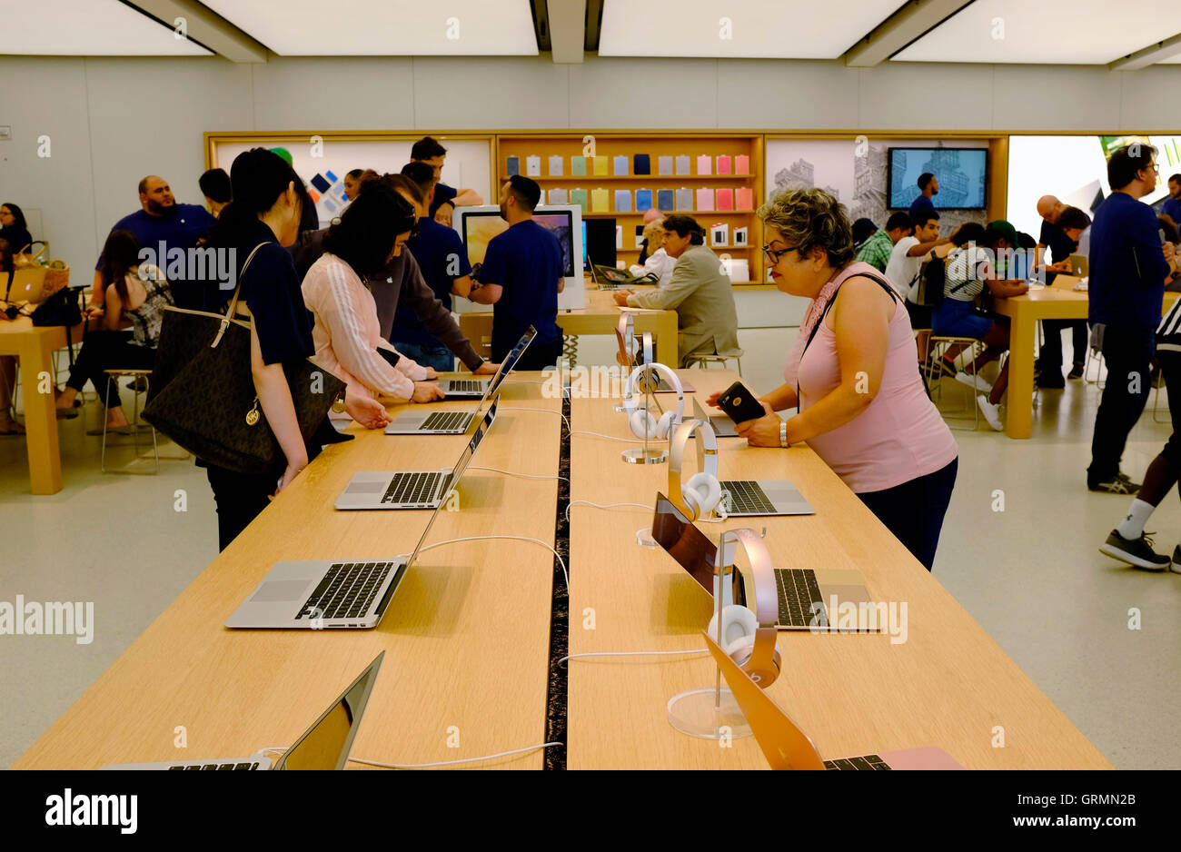 Apple genius bar customer hi-res stock photography and images - Alamy