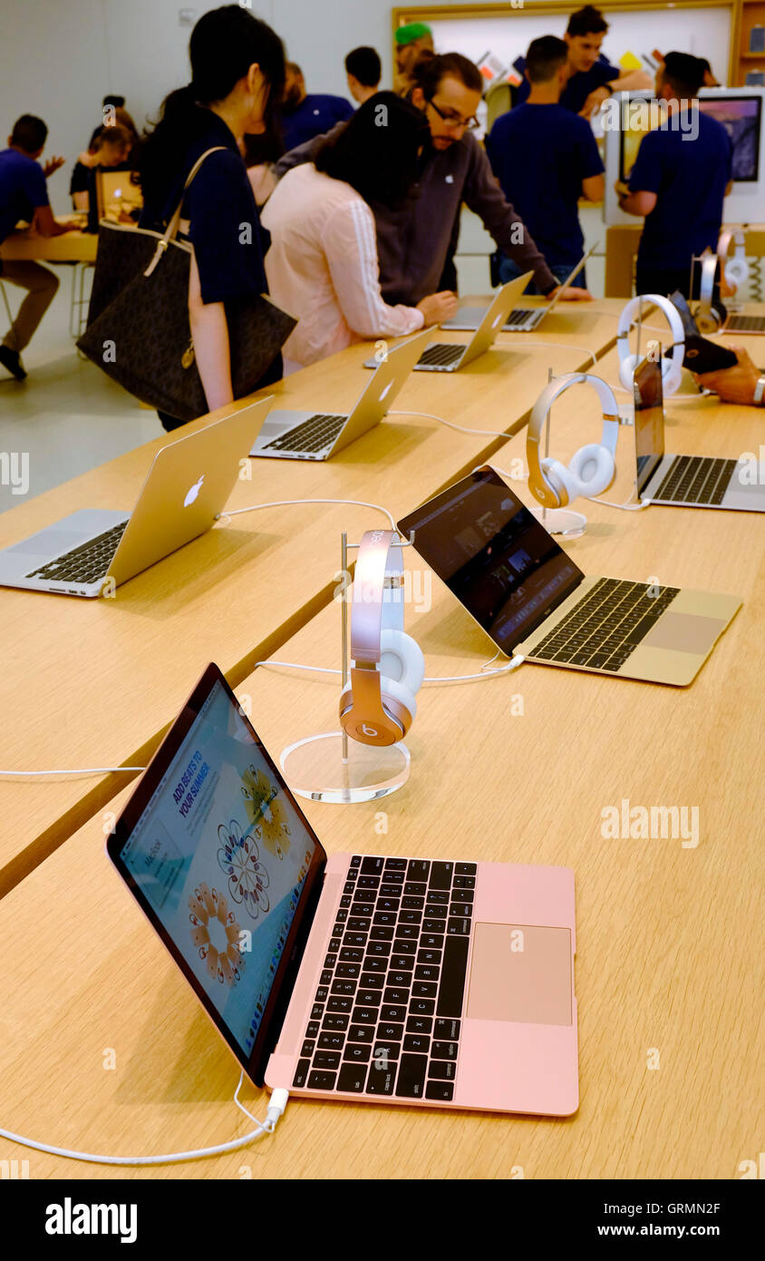 Apple store interior genius bar hi-res stock photography and images - Alamy