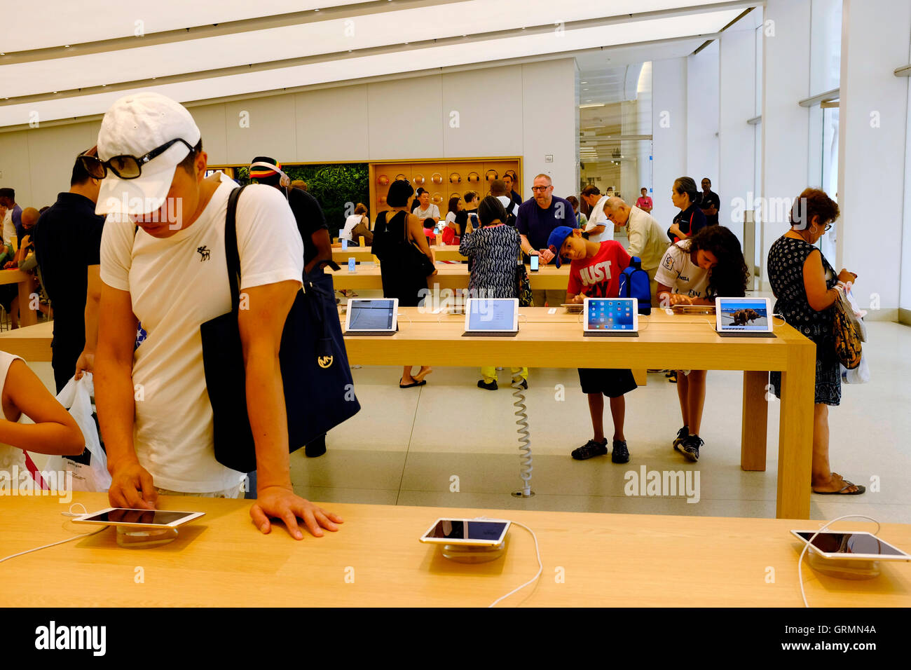 Apple genius bar customer hi-res stock photography and images - Alamy