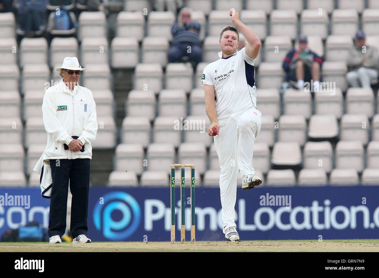 Matt Coles in bowling action for Hampshire - Hampshire CCC vs Essex CCC ...