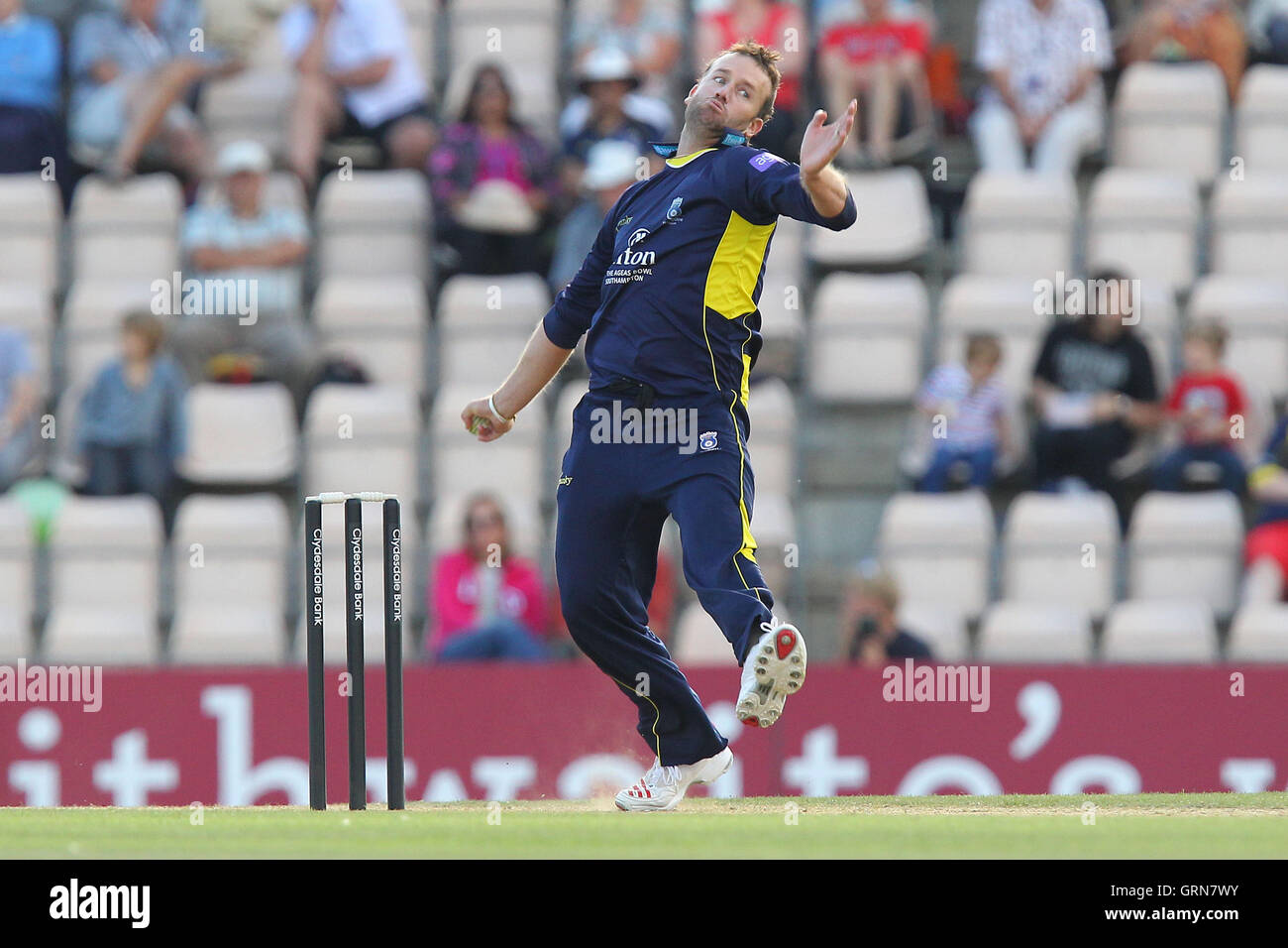 Sean Ervine in bowling action for Hampshire - Hampshire Royals vs Essex ...