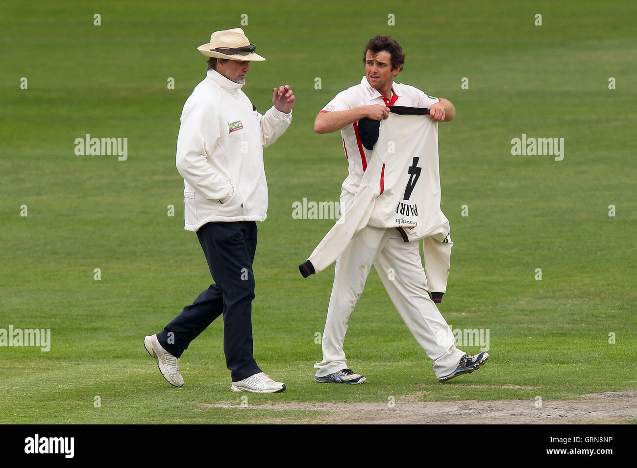 Cricket umpire and stumps hi-res stock photography and images - Alamy