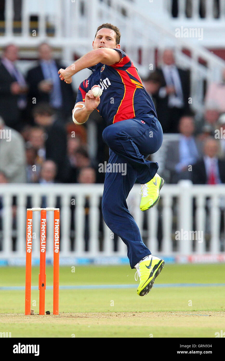 Shaun Tait in bowling action for Essex - Middlesex Panthers vs Essex ...