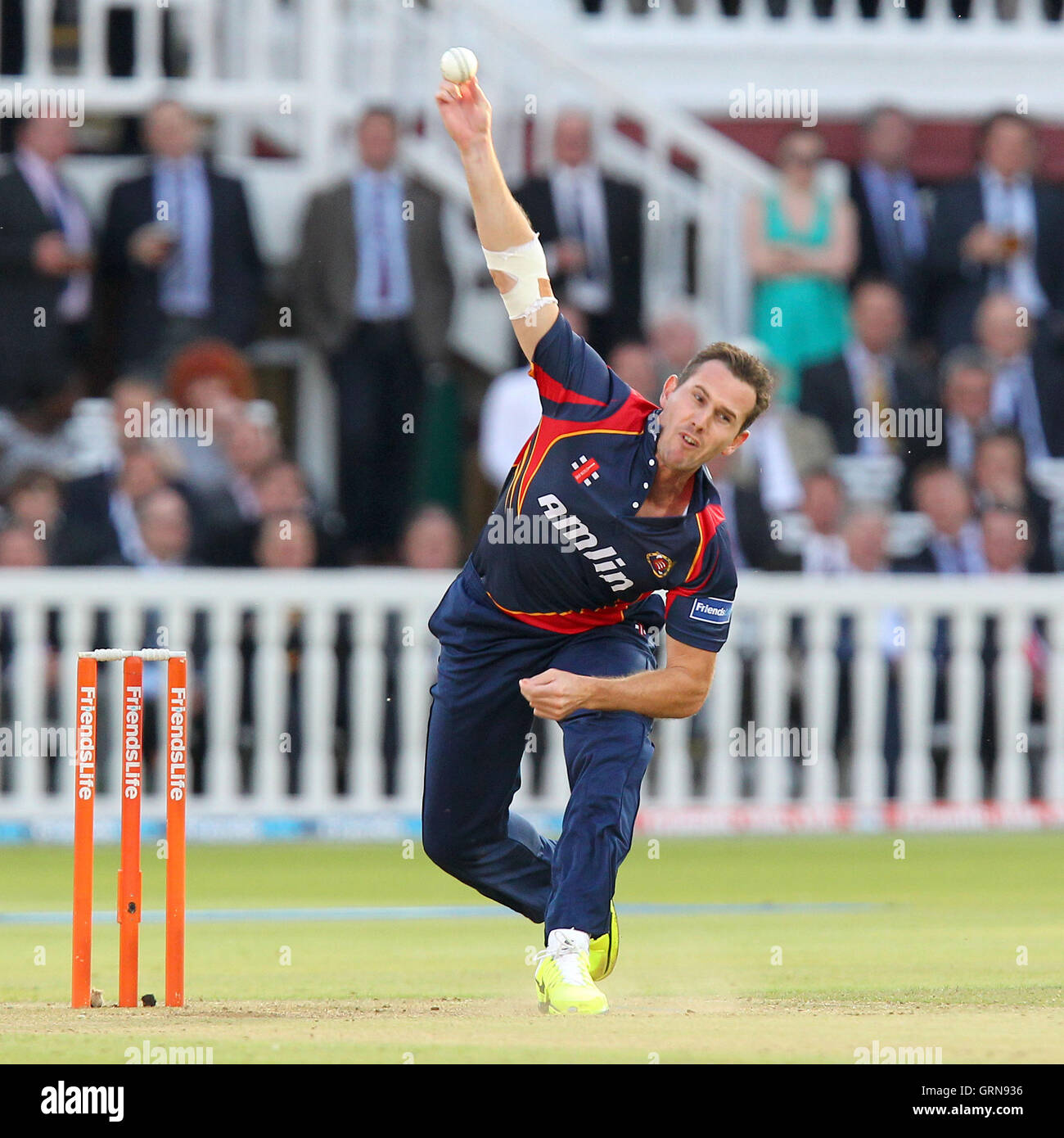 Shaun Tait in bowling action for Essex - Middlesex Panthers vs Essex ...