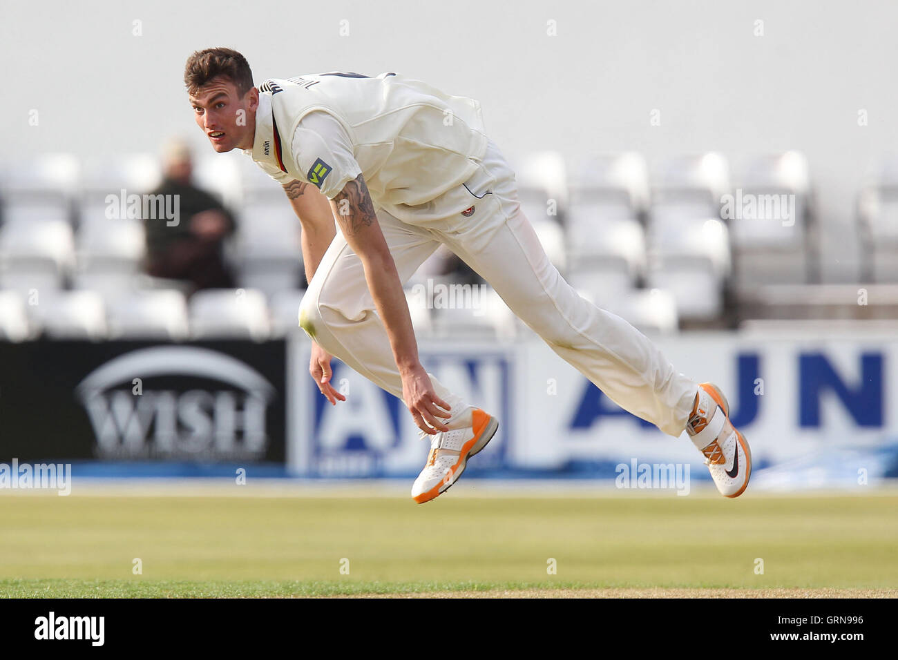 Reece Topley in bowling action for Essex - Northamptonshire CCC vs ...